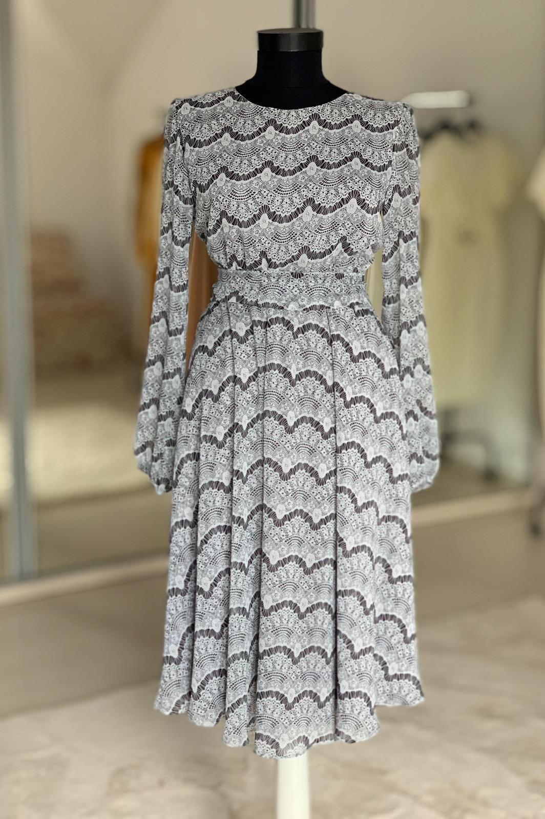 ROCHIE GRI IMPRIMEU FLORAL, clos, midi, maneci lungi, cordon
