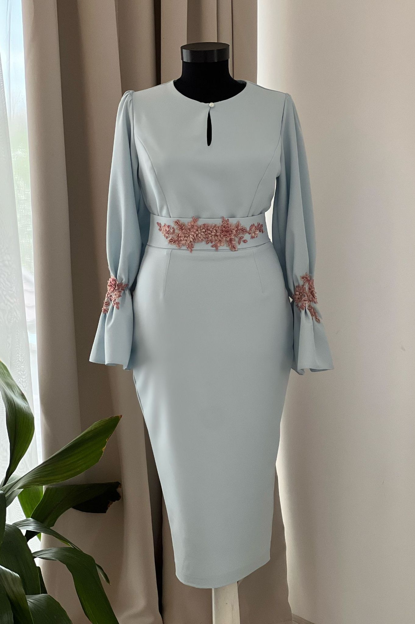 ROCHIE BARBIE BLEU CU BRODERIE, midi, maneci lungi cu volane