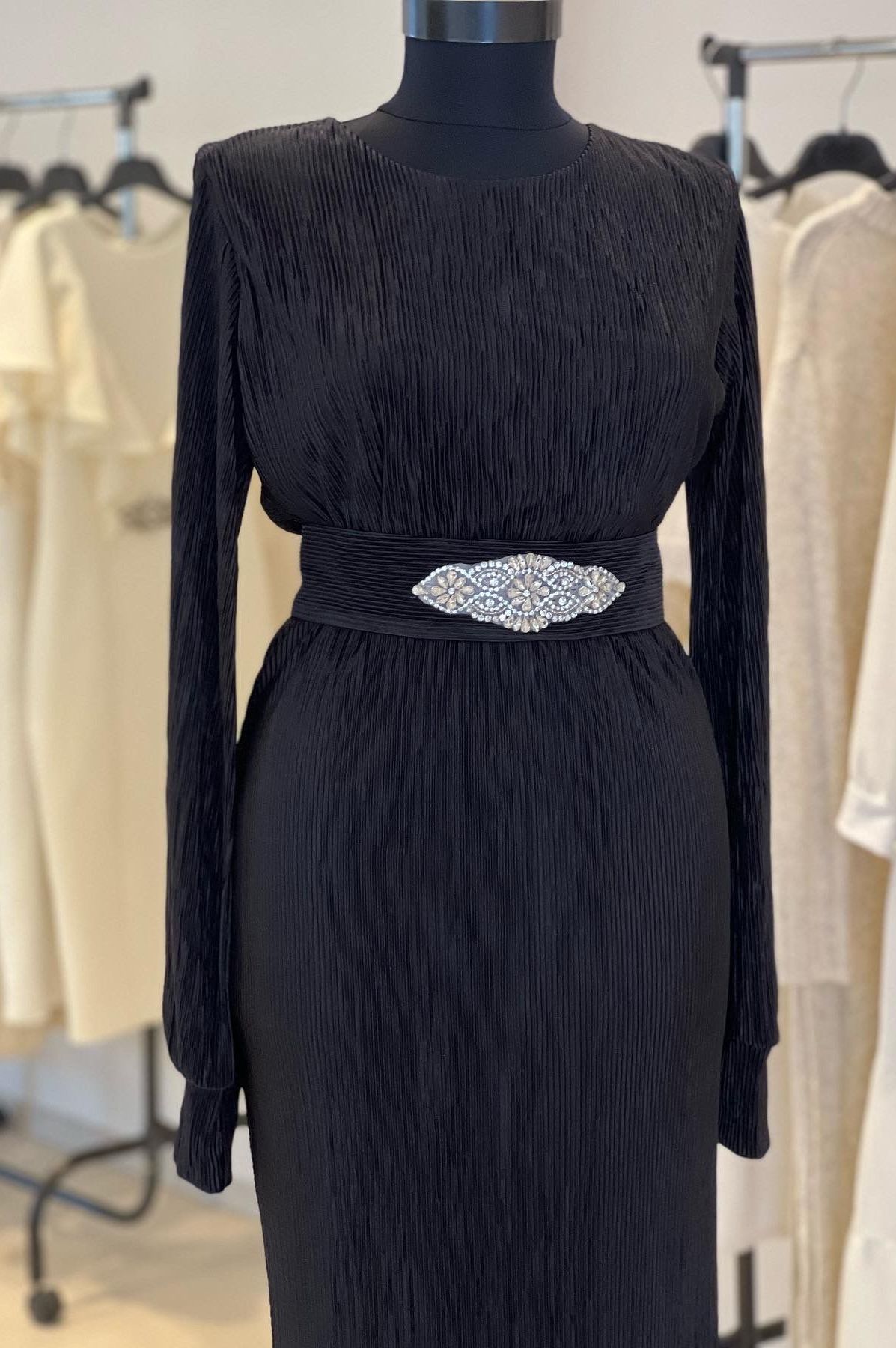 ROCHIE CONICA SATIN PLISAT NEGRU VITORIA, midi, aplicatie in talie