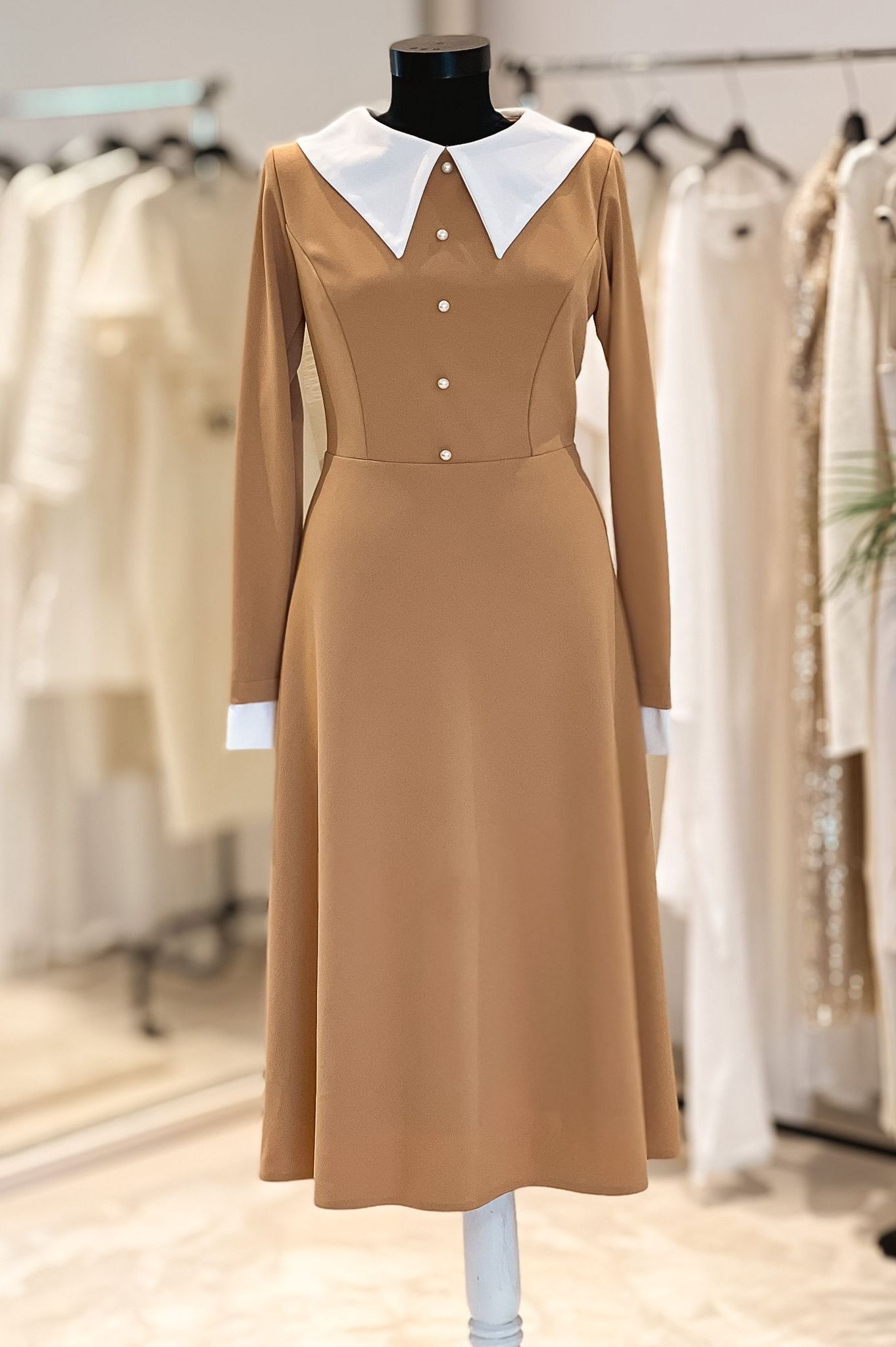 ROCHIE BEJ CU GULER ALB EMIMA, croi clos, midi; mansete albe